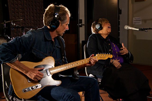 Music Interview: Mavis’ Man -- Guitarist Rick Holmstrom on Backing ...